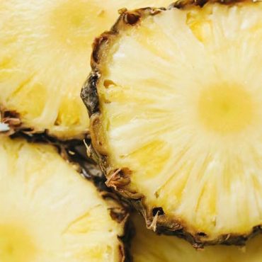 15 Healthy Treats for Donkeys That Are Easy to Find [Plus What to Avoid]